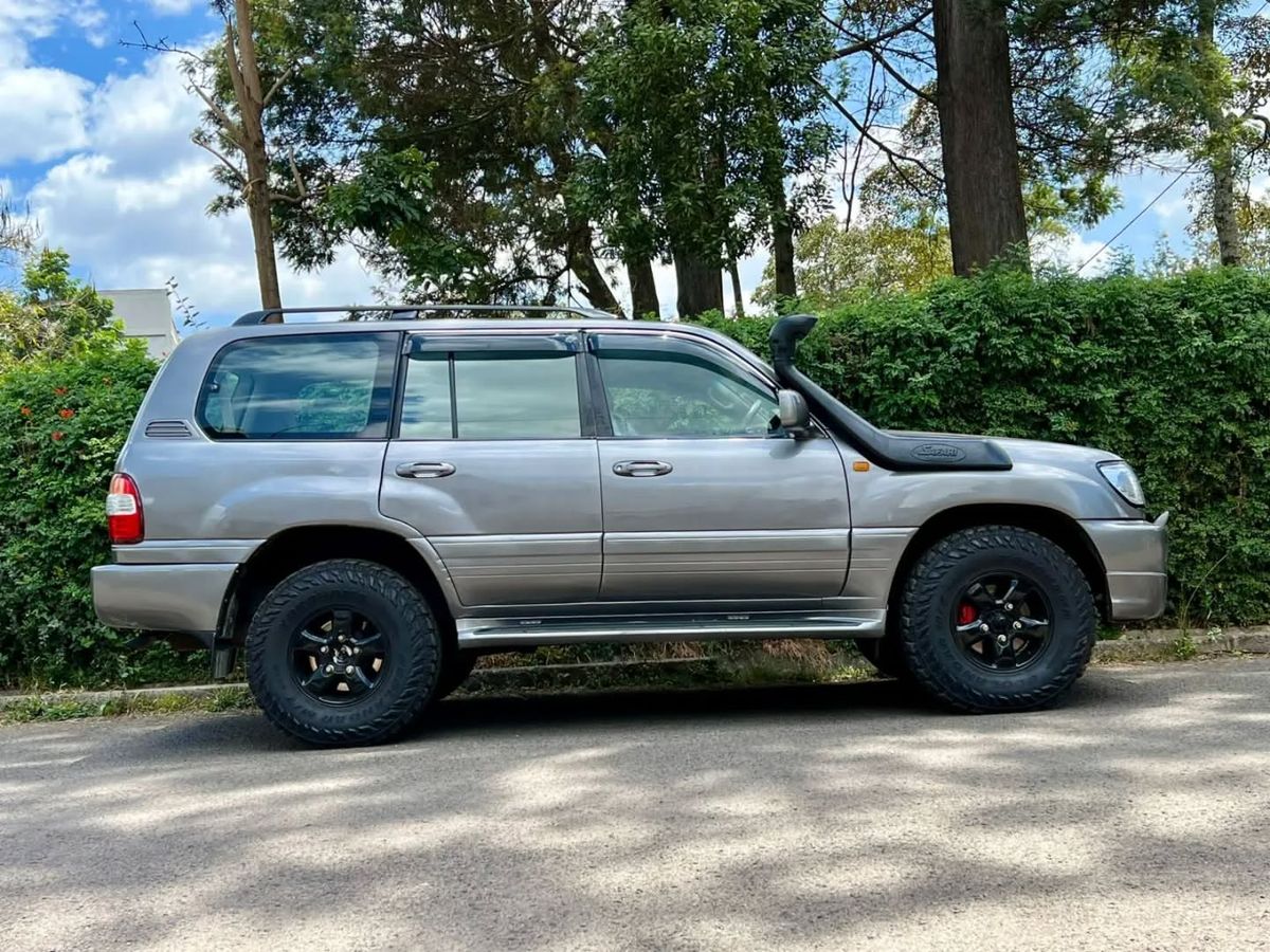 Land Cruiser V8 Hire Uganda| Luxury 4x4 Car Rental Uganda